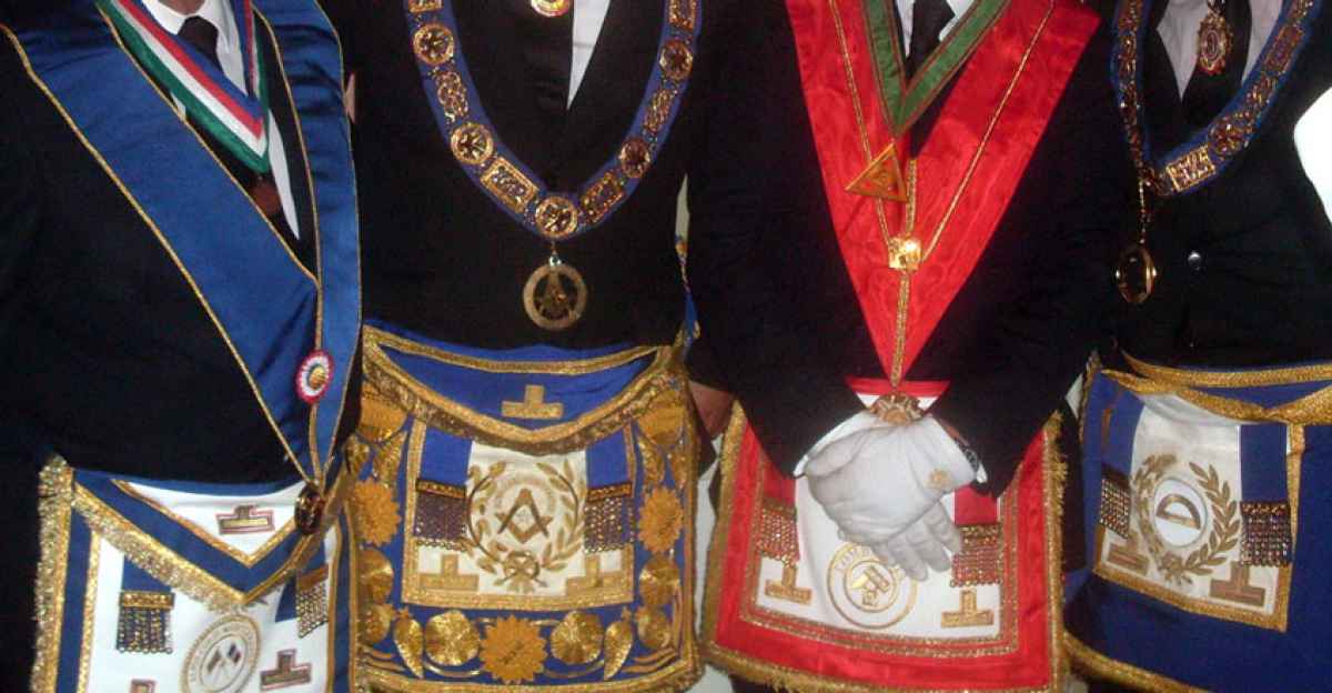 POLEMICHE E GREMBIULINI: VESCOVO DI TERNI INAUGURA CASA MASSONICA. MONS ...
